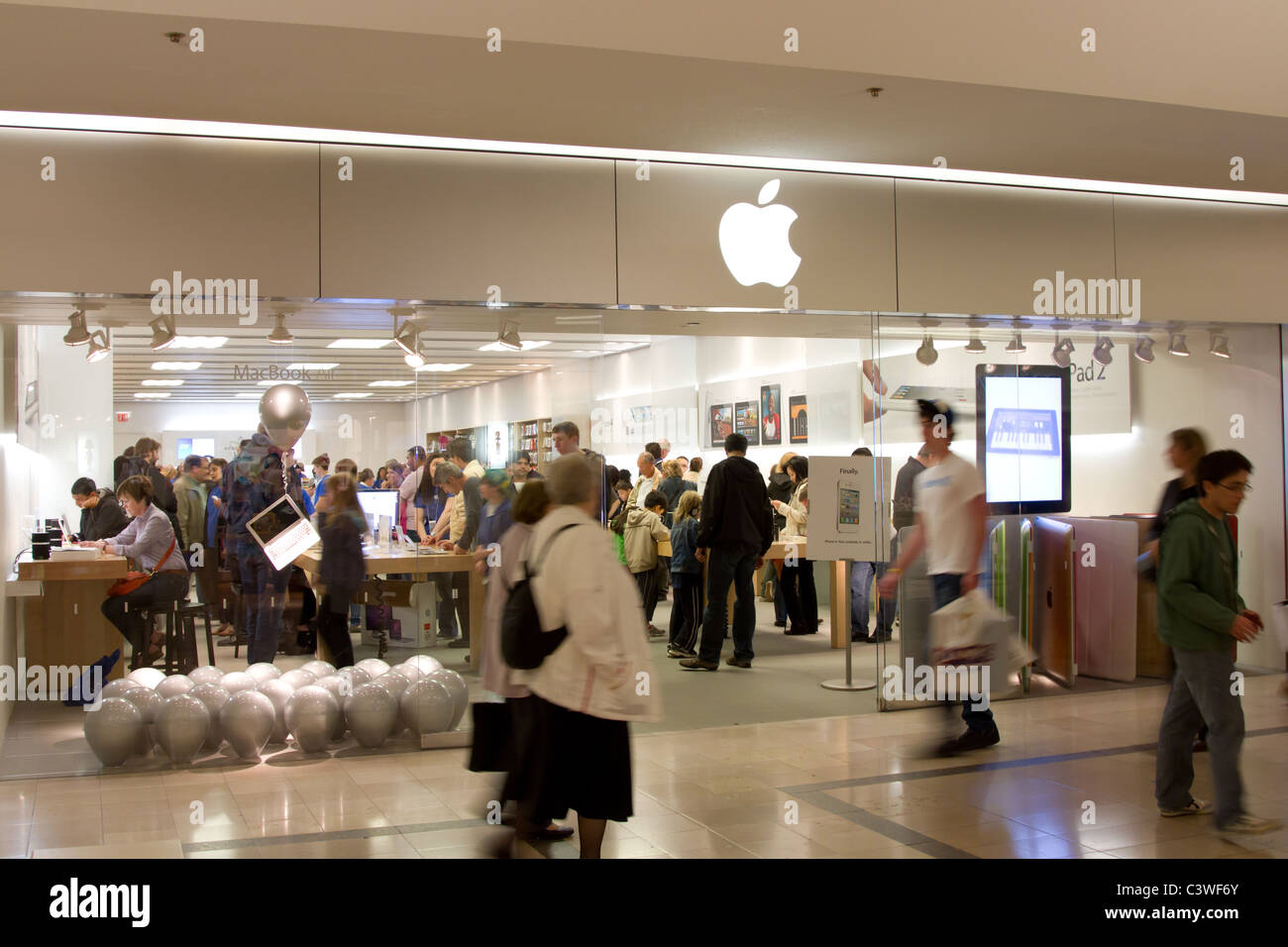 Apple store busy crowd Stock Photo - Alamy
