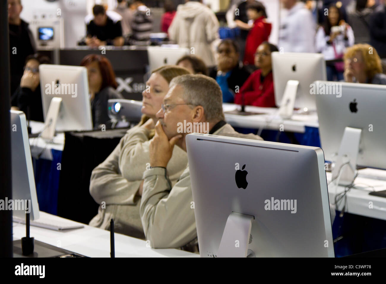 students classroom "mac computer Stock Photo - Alamy
