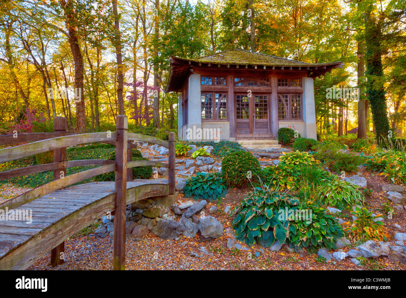 Japanese garden pavilion hi-res stock photography and images - Alamy