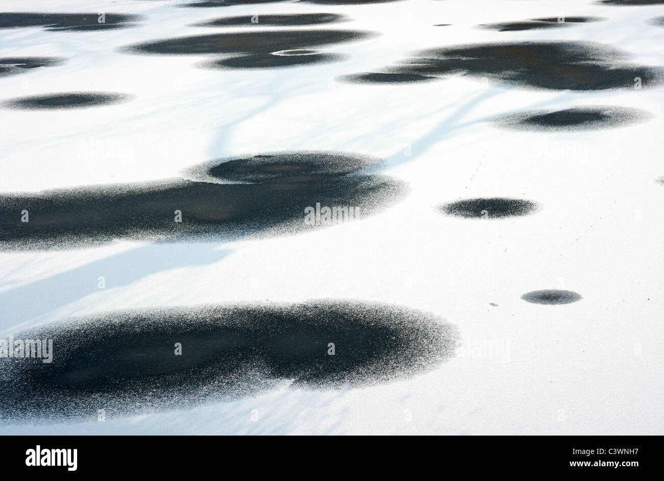 Snow and icy lake hi-res stock photography and images - Alamy