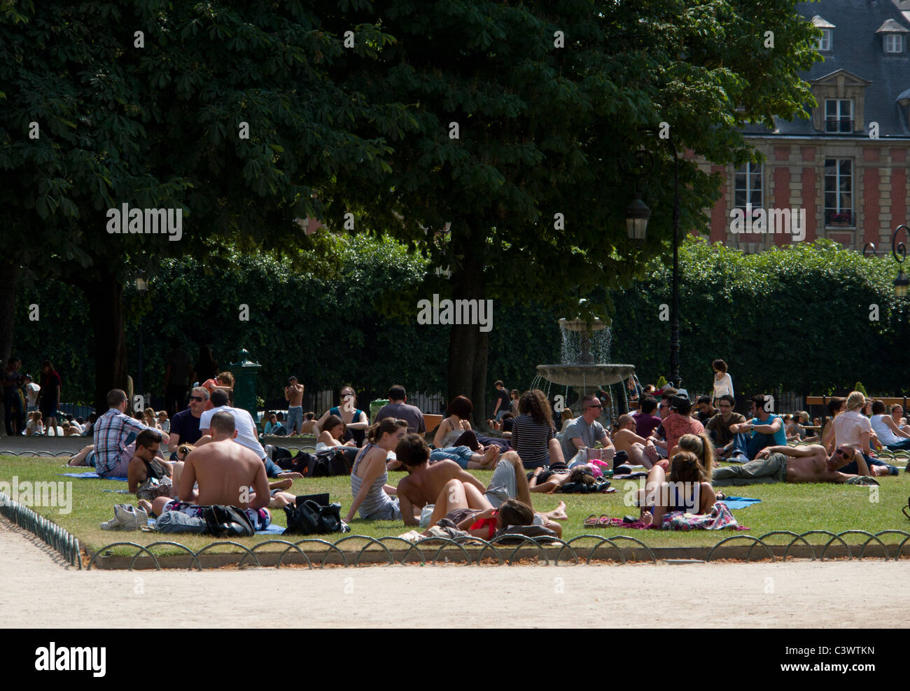 Weekend sunbathers hi-res stock photography and images - Alamy
