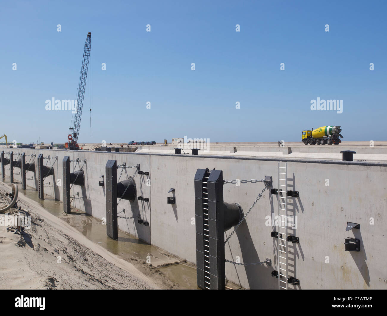 Quay wall construction hi-res stock photography and images - Alamy