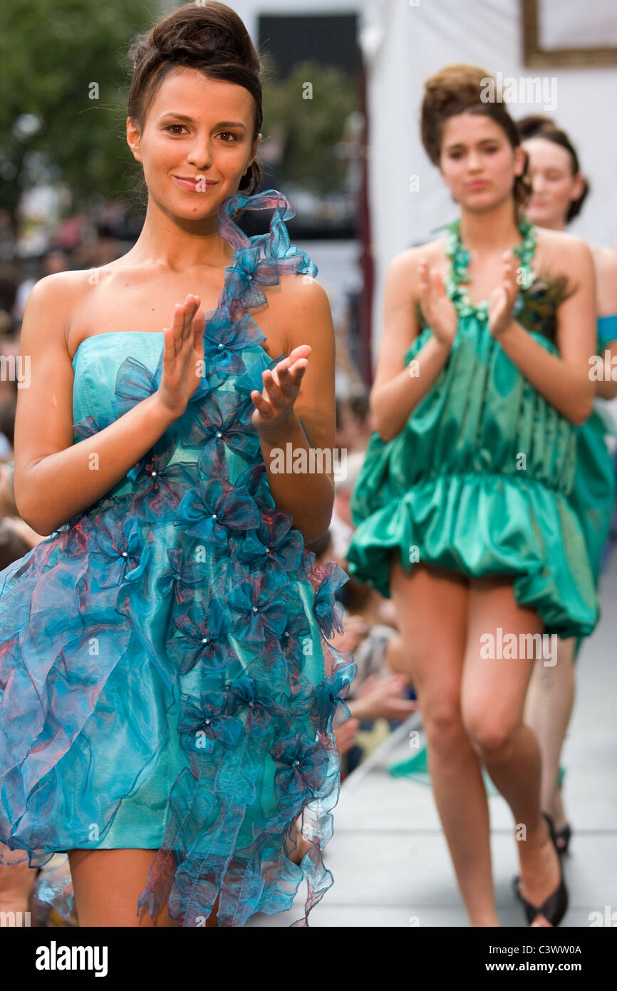 female model clapping hands runway catwalk Stock Photo - Alamy