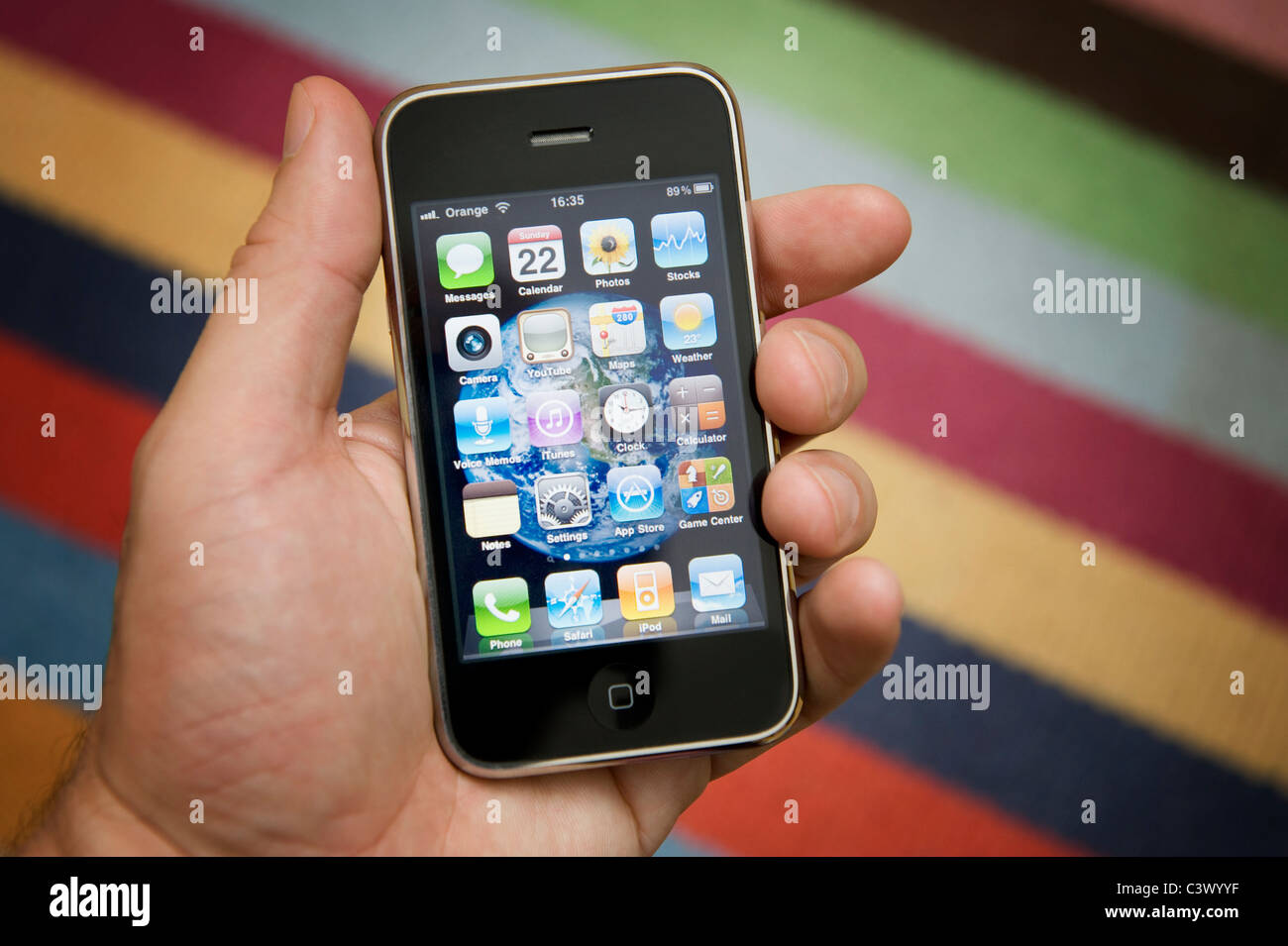 Hand holding iphone landscape hi-res stock photography and images - Alamy