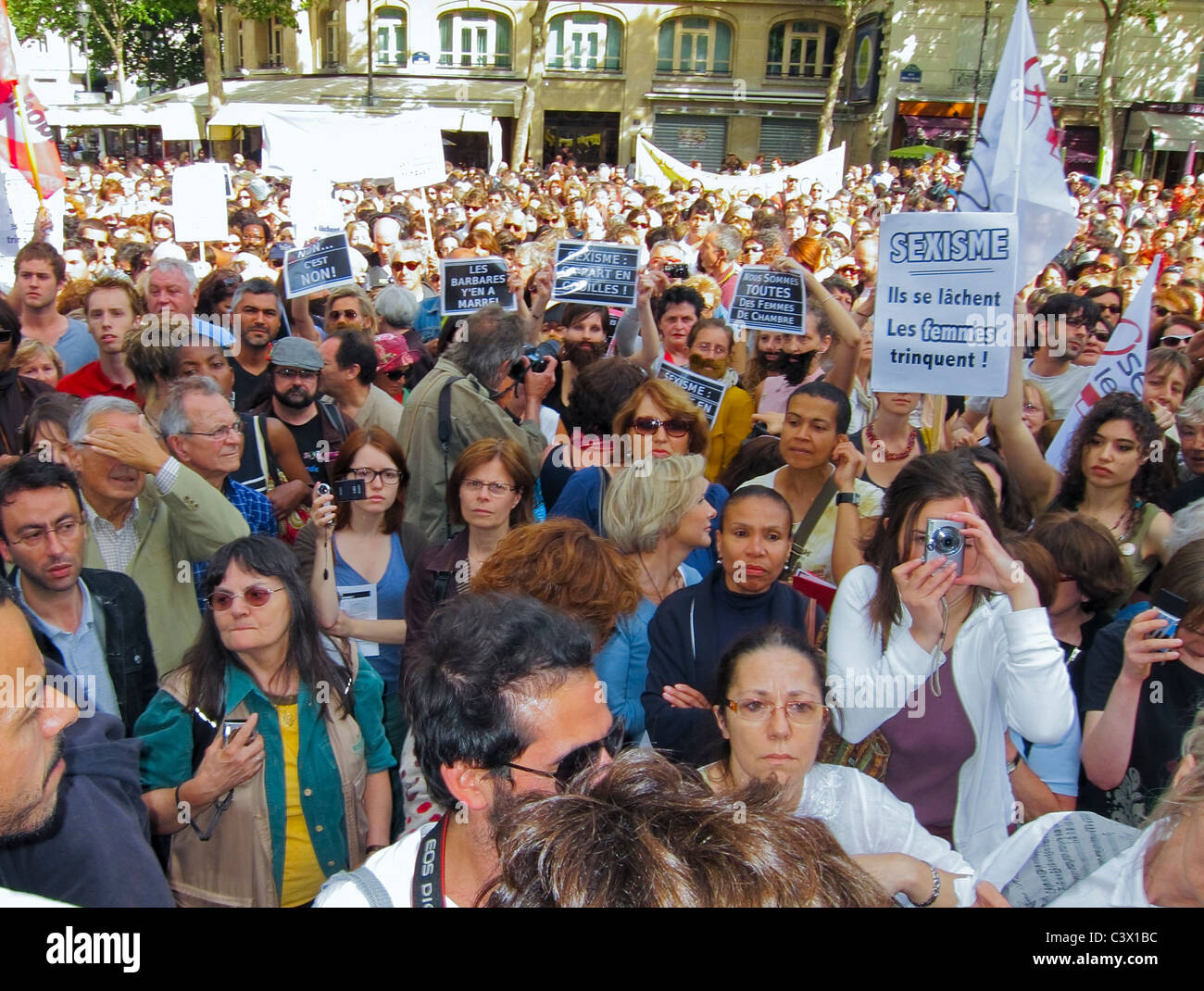 Opposing crowds solidarity justice hi-res stock photography and images ...