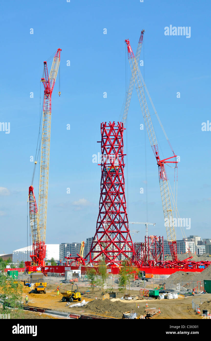 Construction cranes erecting central structural core of steel on ...