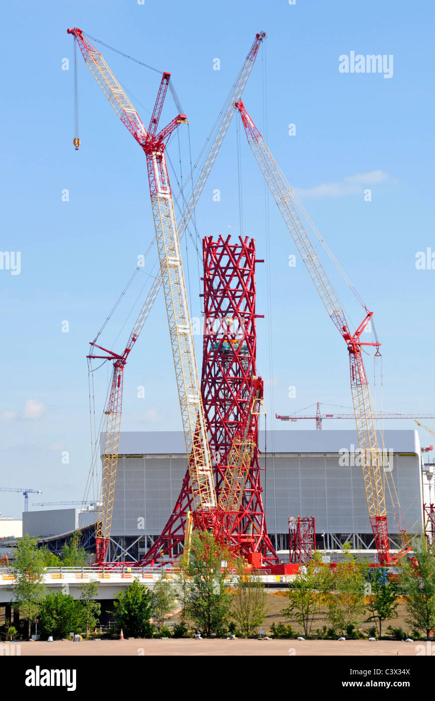 Centre structural red steel core of ArcelorMittal Orbit tower for ...