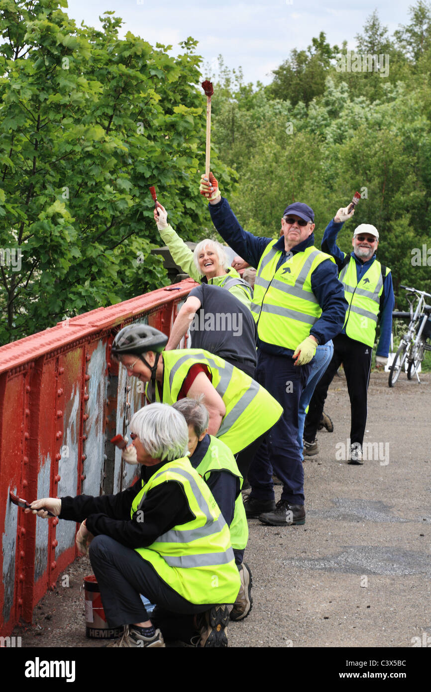 Sustrans volunteer rangers work on the coast to coast C2C cycle track ...