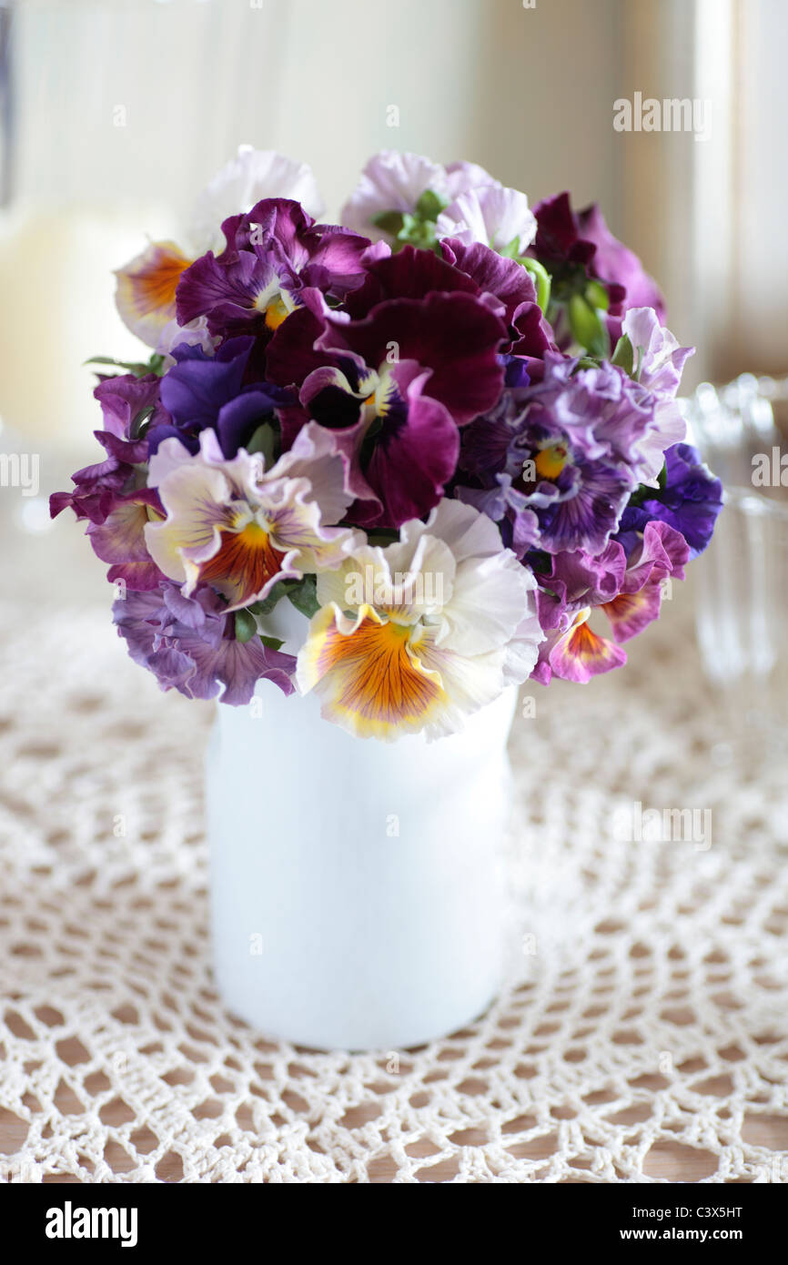 Pansies in vase hi-res stock photography and images - Alamy