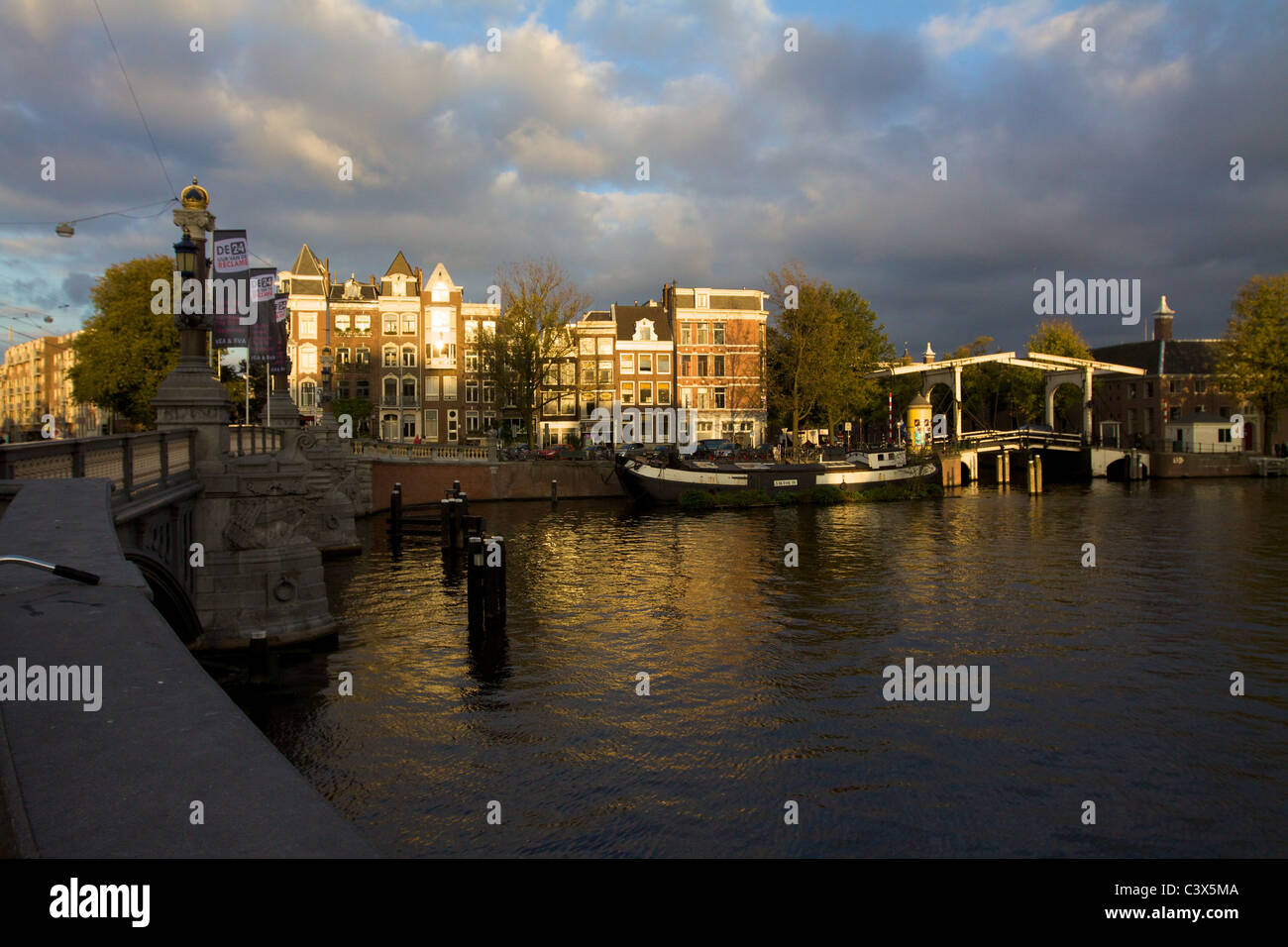 Blue bridge amstel river hi-res stock photography and images - Alamy