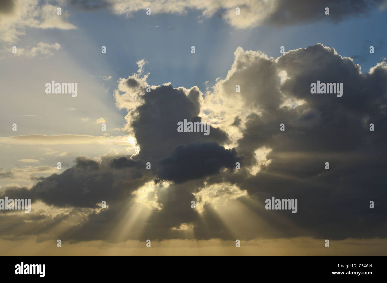 Sunbeam cloud ray sunset hi-res stock photography and images - Alamy