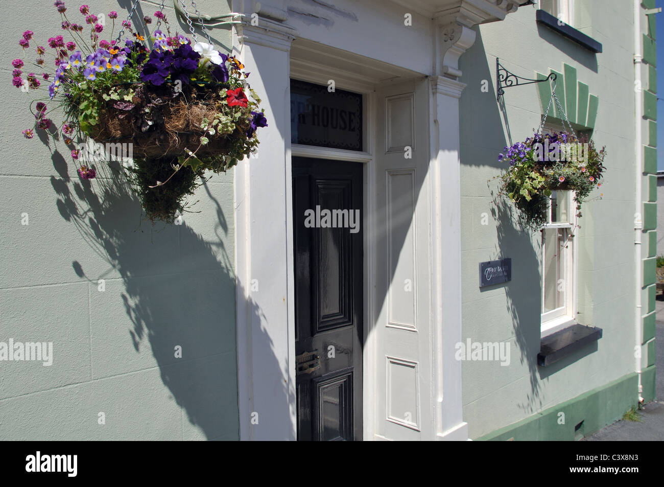 Victorian hanging baskets hi-res stock photography and images - Alamy