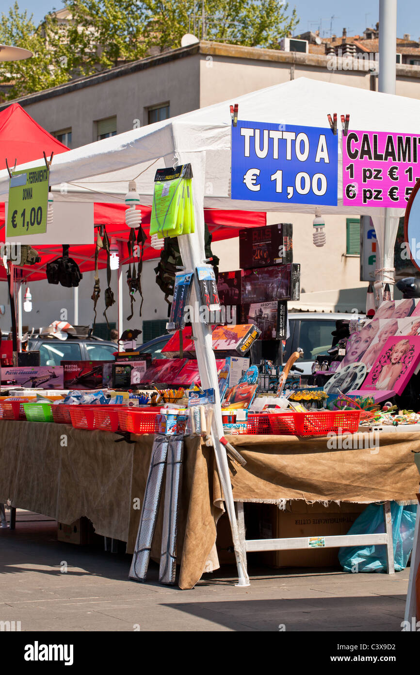 Flea market stand hi-res stock photography and images - Alamy