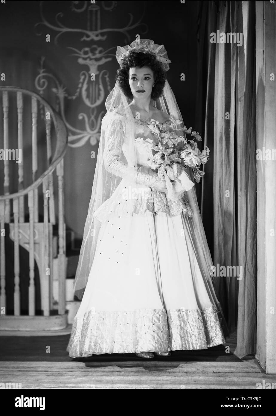 English bride hi-res stock photography and images - Alamy