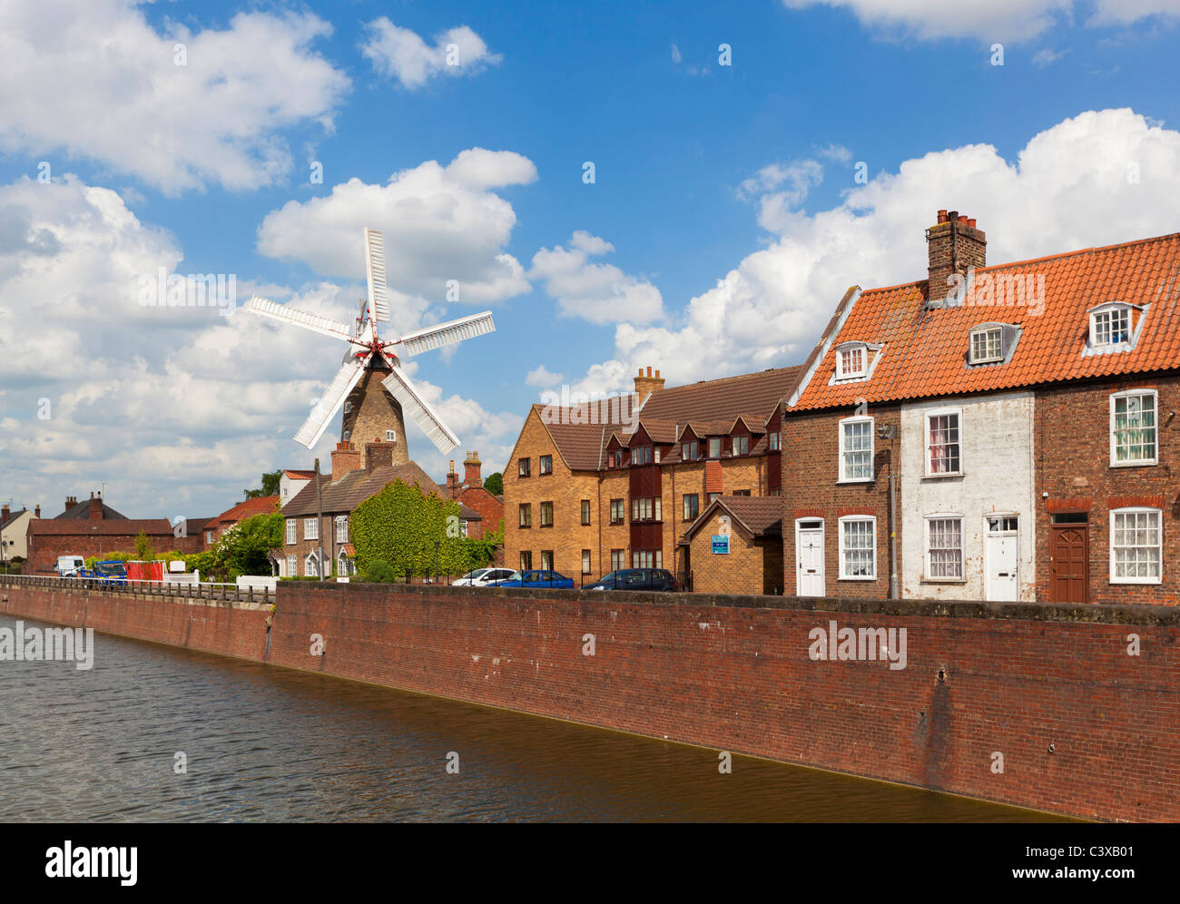 Maud Foster Windmill next to the Maud Foster Drain Skirbeck Boston ...