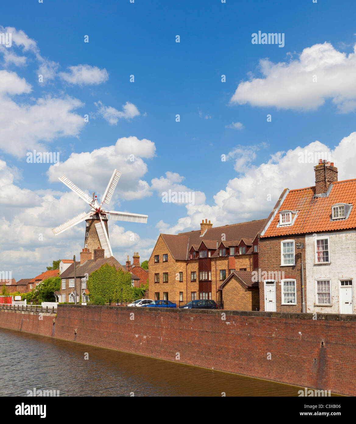Maud Foster Windmill next to the Maud Foster Drain Skirbeck Boston ...
