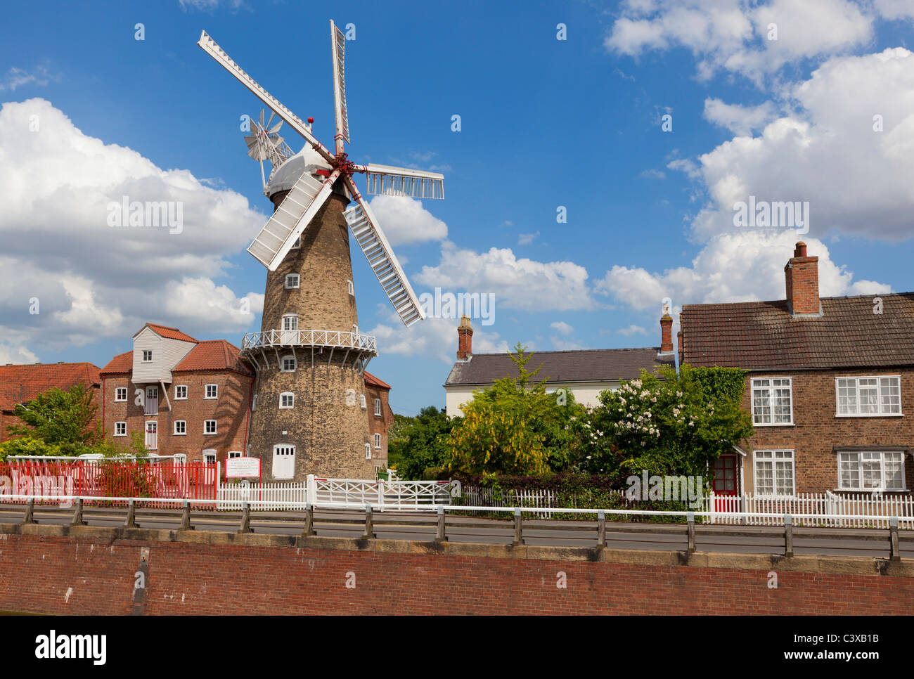 Maud Foster Windmill next to the Maud Foster Drain Skirbeck Boston ...