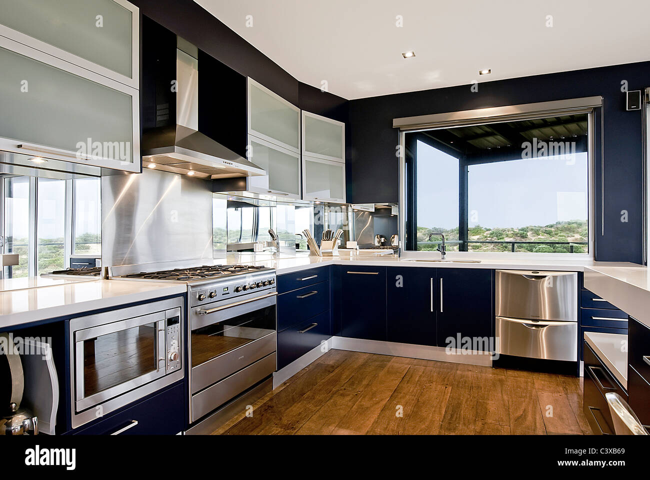 An interor view of a large, deluxe family kitchen Stock Photo - Alamy