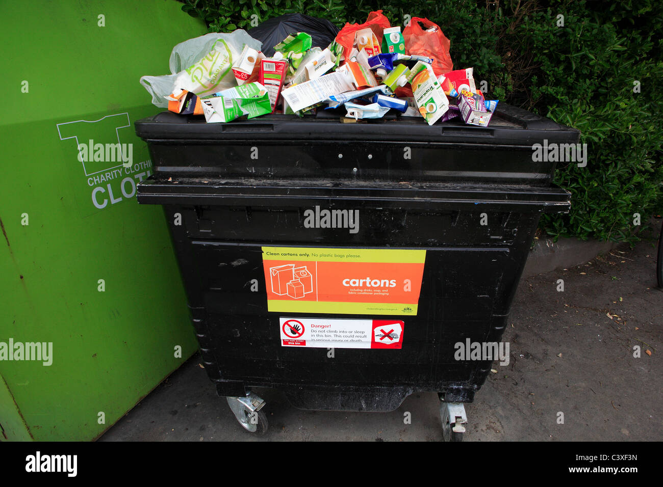 Overflowing recycle bin hi-res stock photography and images - Alamy