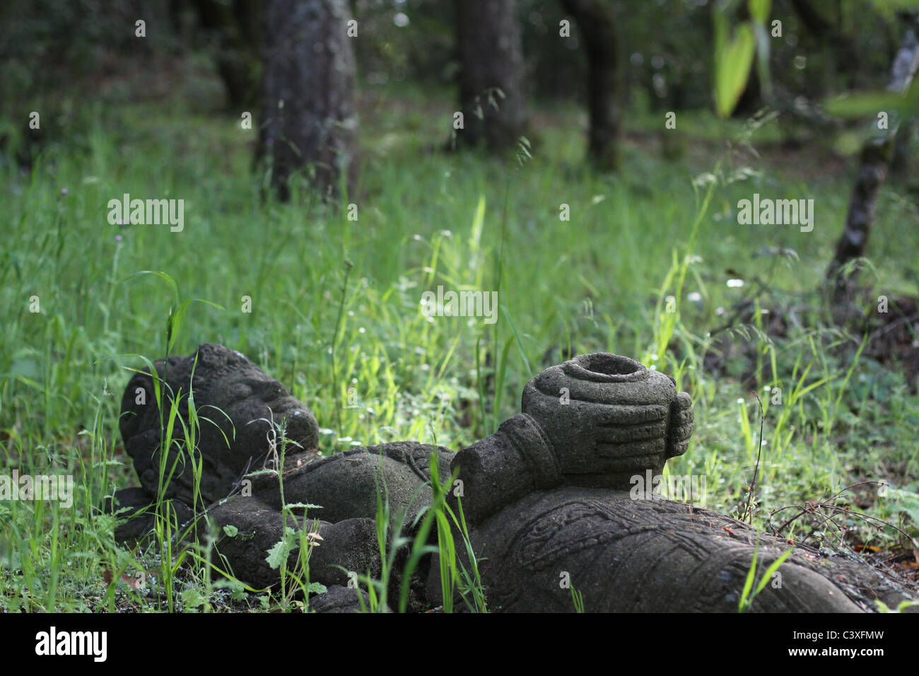 Statue fallen broken hi-res stock photography and images - Alamy