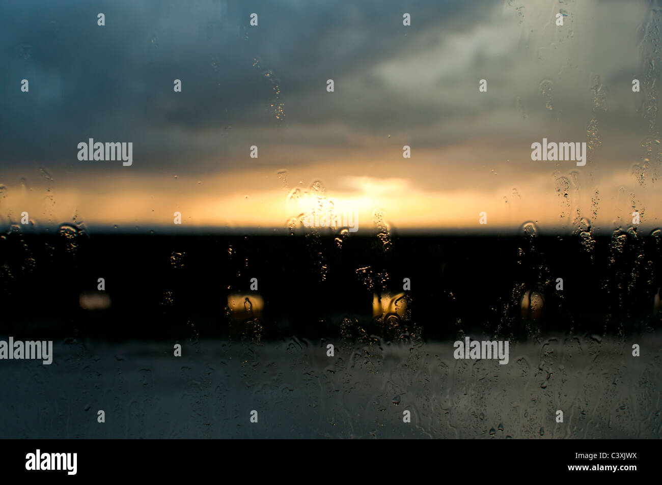 Rain on car hi-res stock photography and images - Alamy