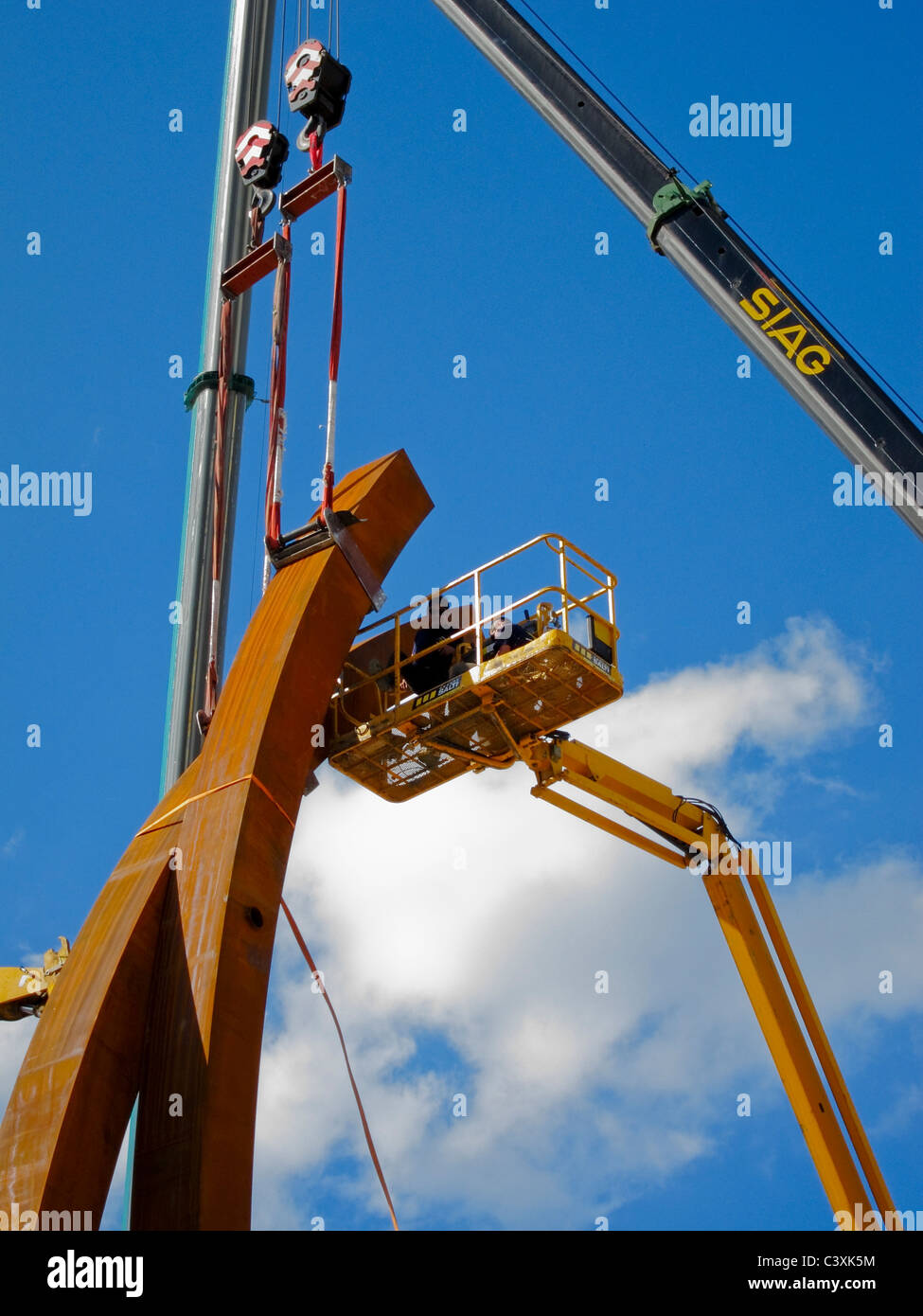 Installing sculpture hi-res stock photography and images - Alamy