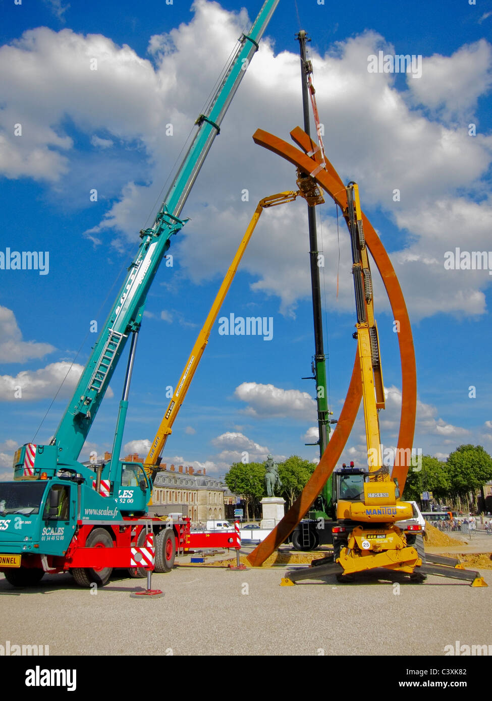 Installing sculpture hi-res stock photography and images - Alamy