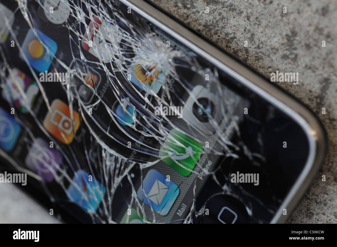 Broken screen iphone hi-res stock photography and images - Alamy