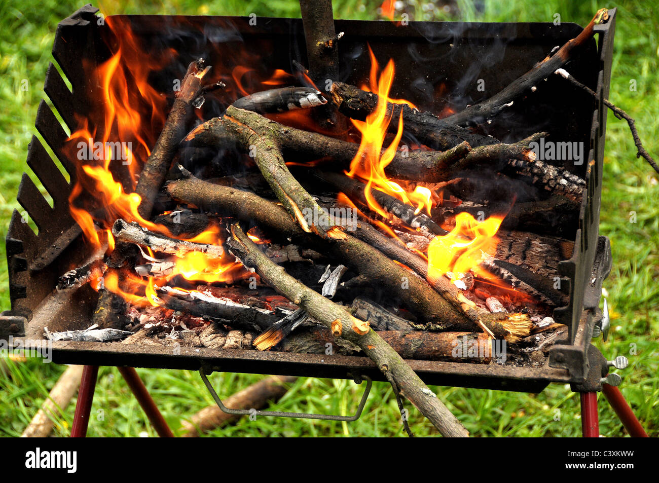 Close-up of a barbecue grill with fire and flames Stock Photo - Alamy