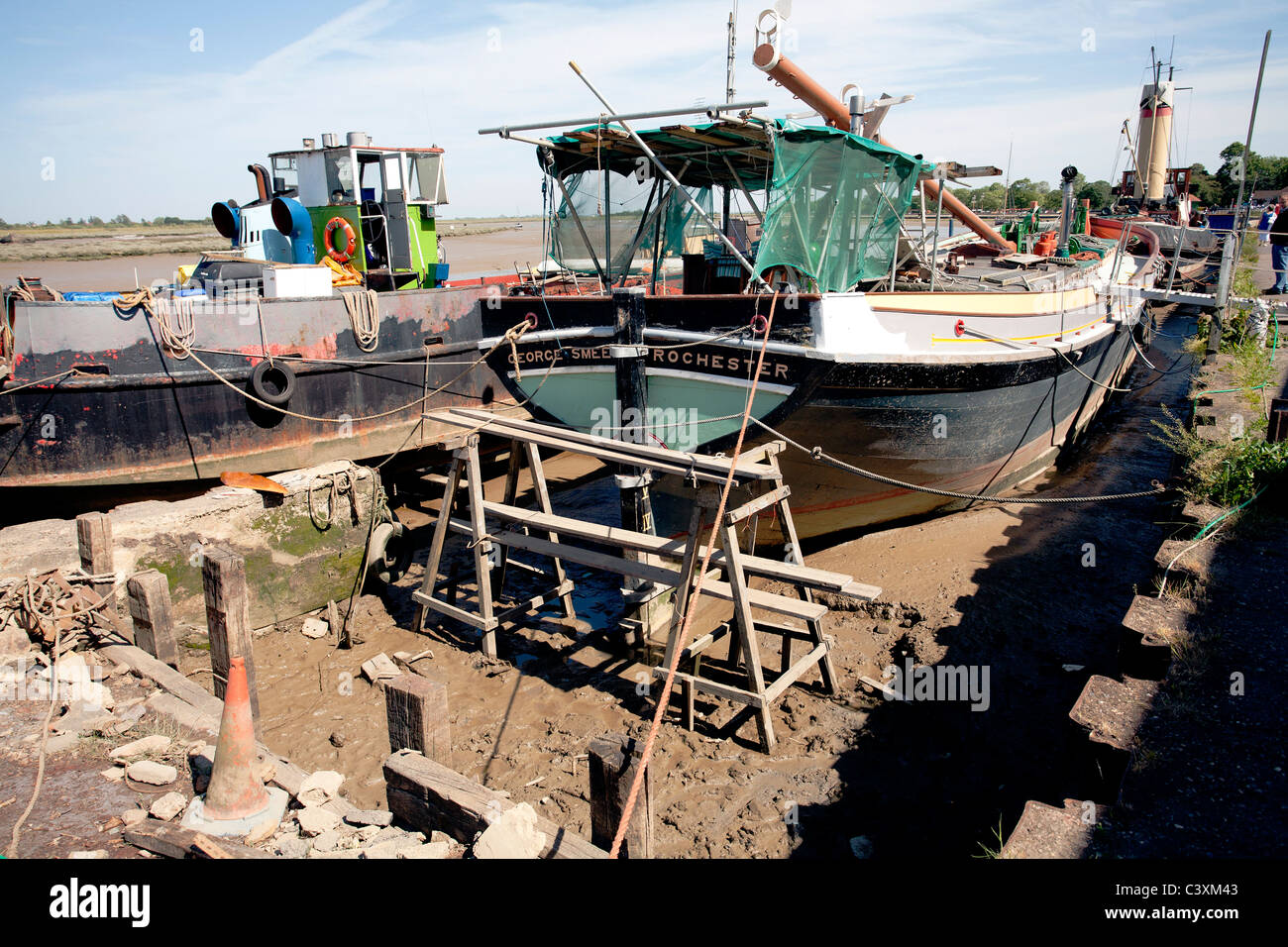 Scaffold barge hi-res stock photography and images - Alamy