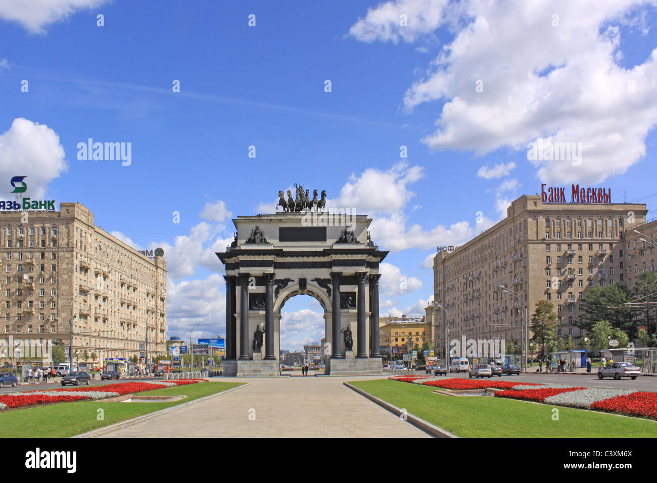 Russia. Moscow. Triumphal arch and Kutuzovsky Prospekt (Kutuzov Avenue ...