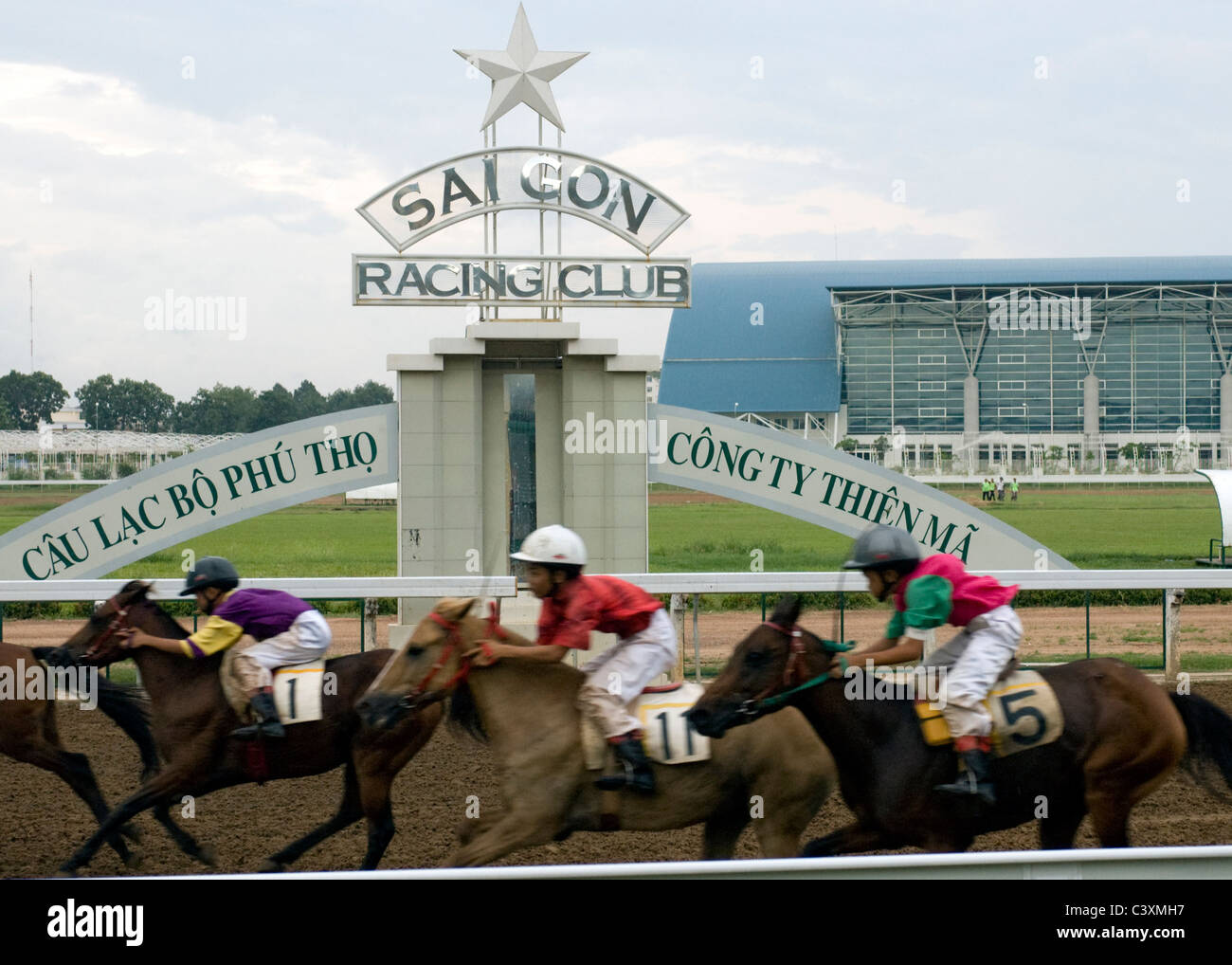 They cross finish line hi-res stock photography and images - Alamy