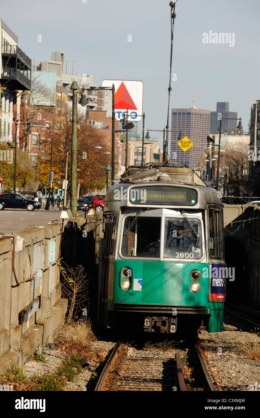 Circle line train hi-res stock photography and images - Alamy