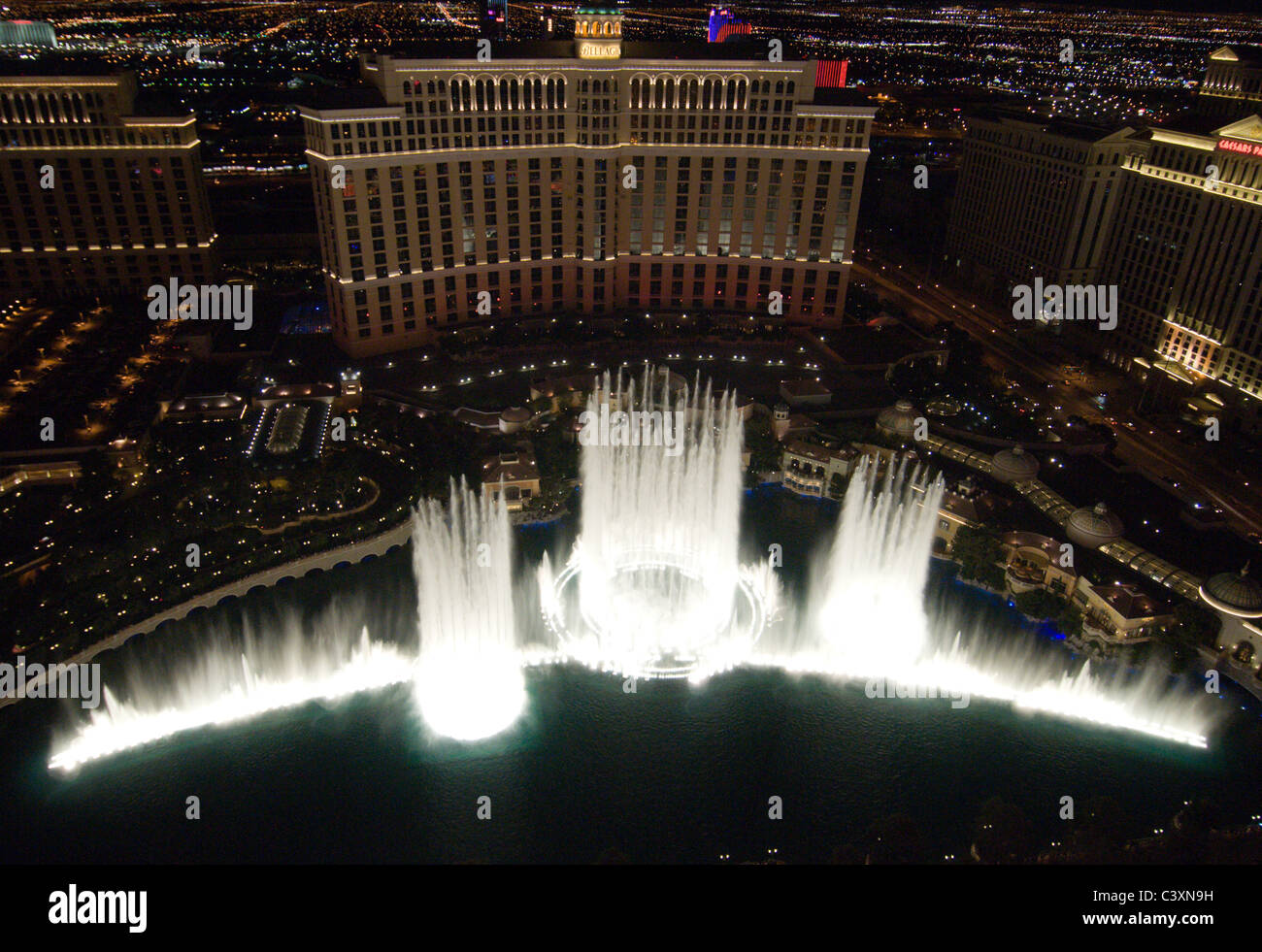The Fountains of Bellagio show at night in front of the Bellagio Hotel ...