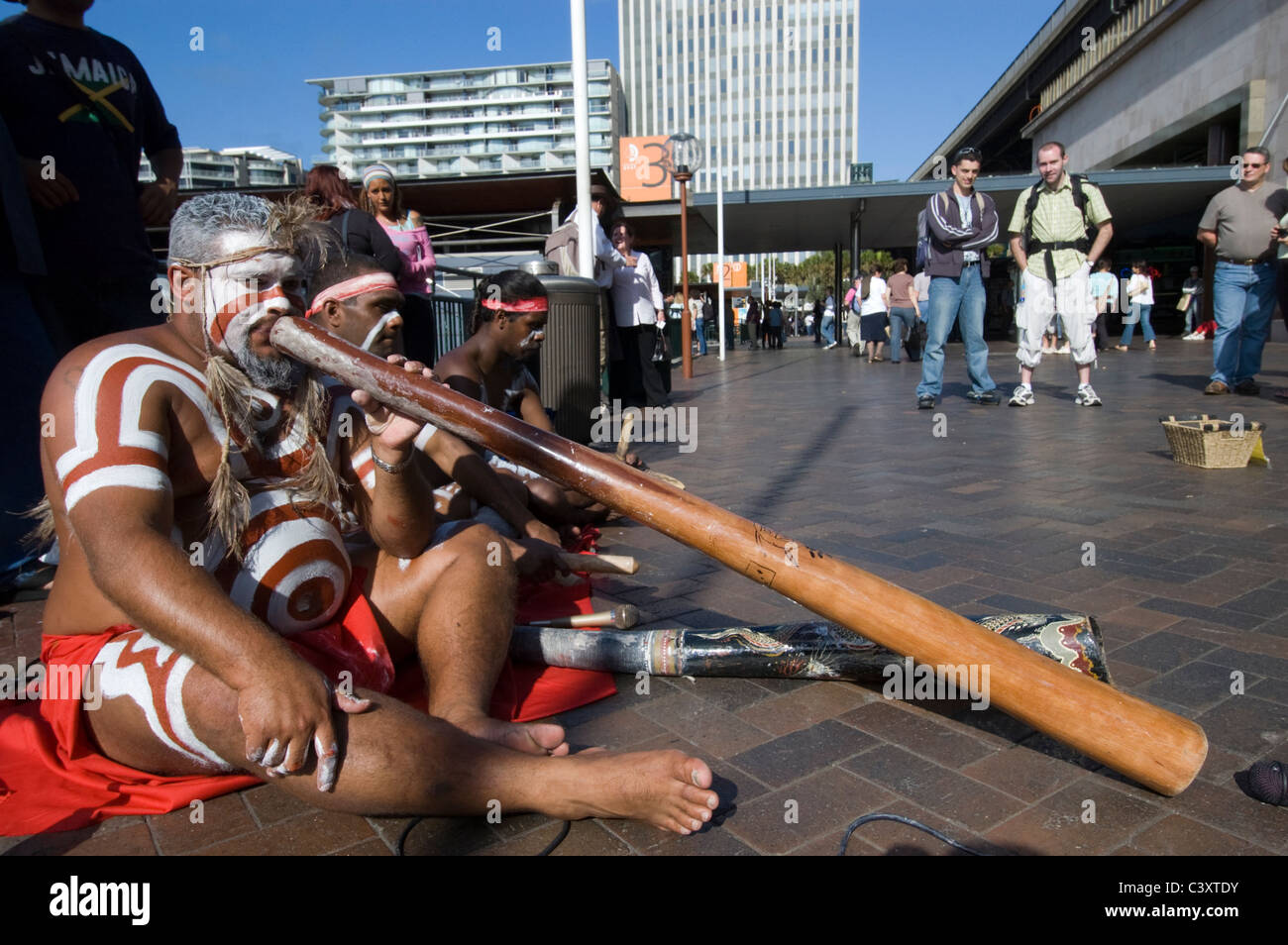 Aboriginal musicians play at Circular Quay Stock Photo - Alamy