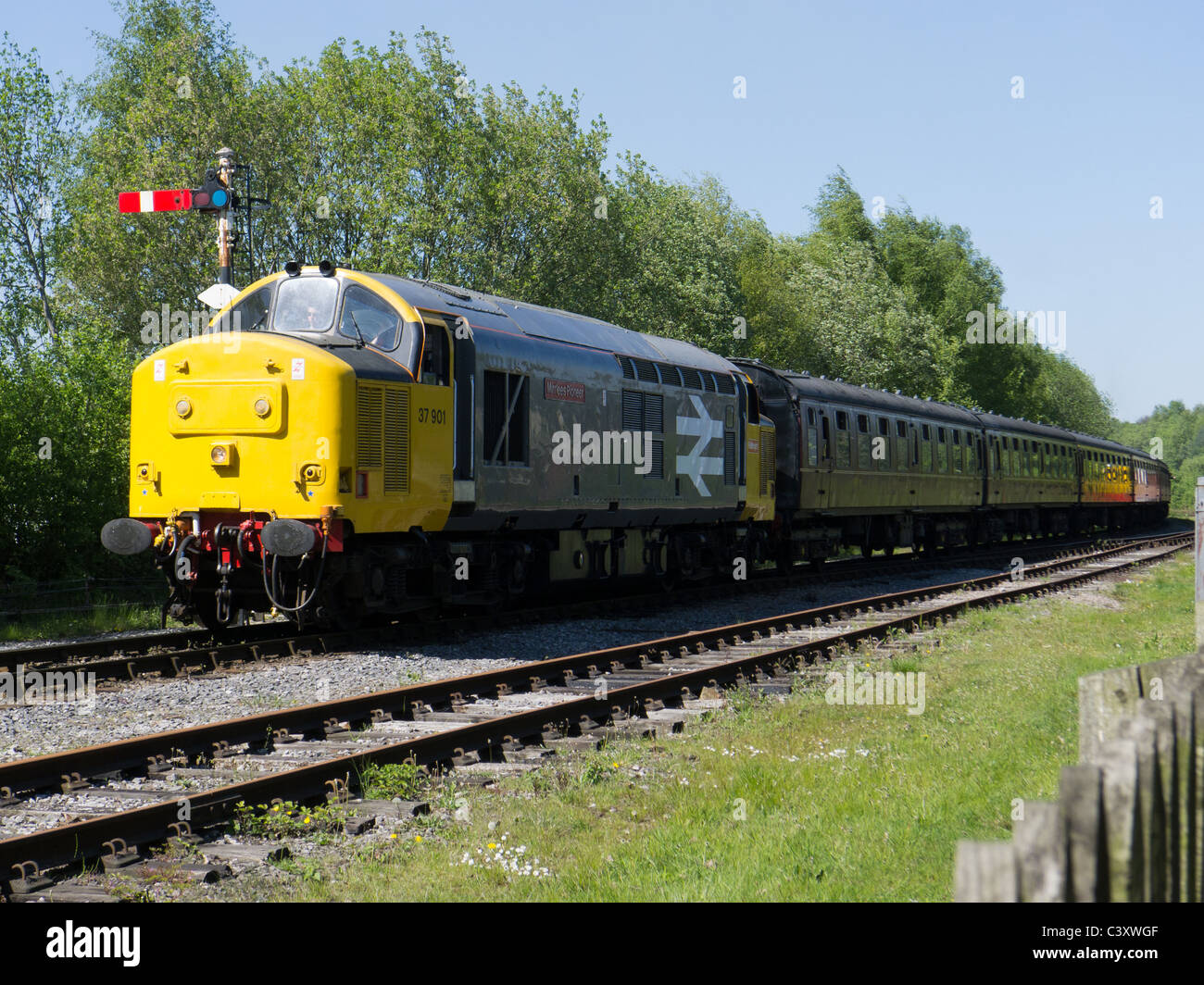 Diesel train hi-res stock photography and images - Alamy