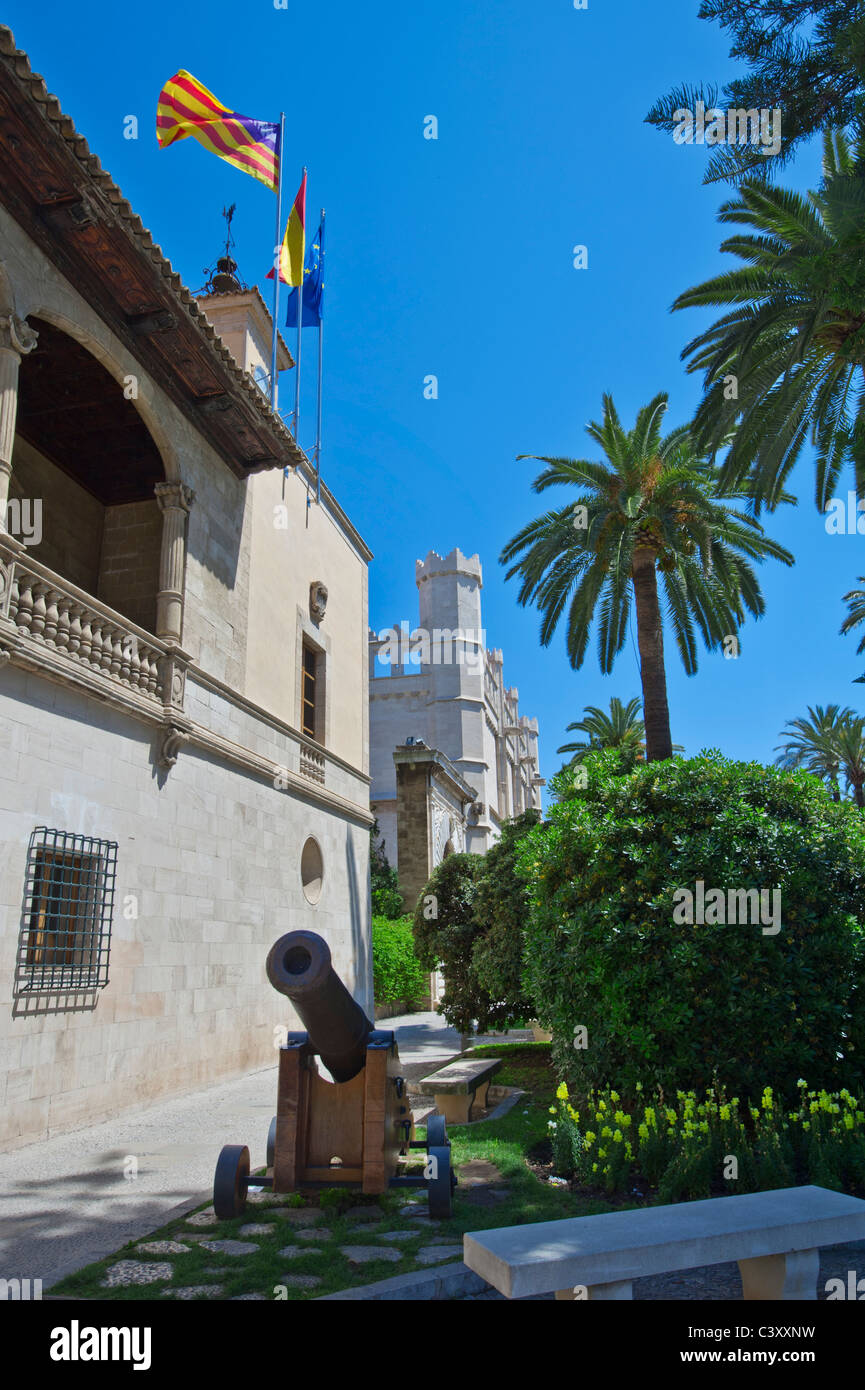 Consulate building hi-res stock photography and images - Alamy