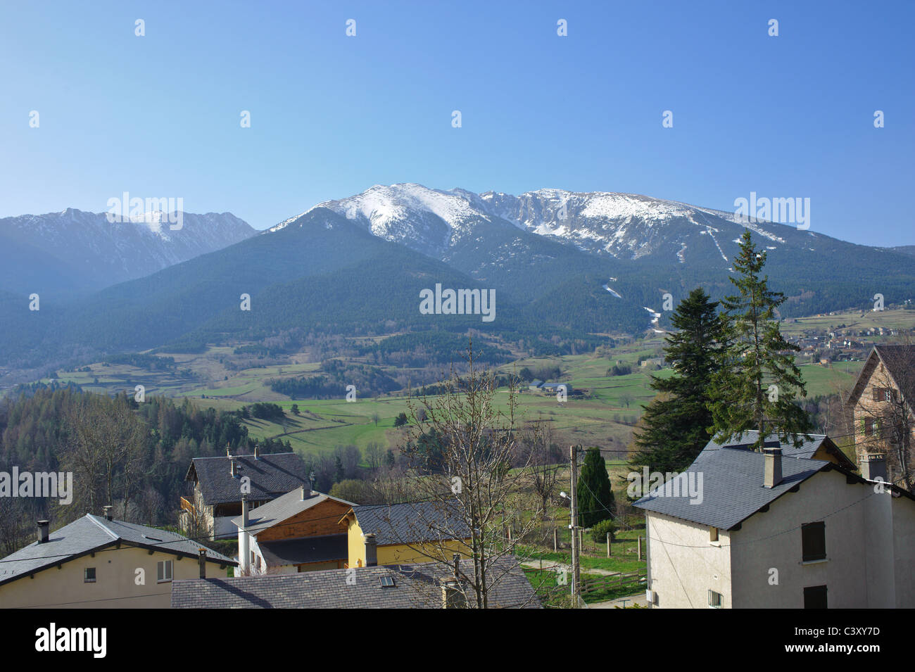 Village view with mountains hi-res stock photography and images - Alamy