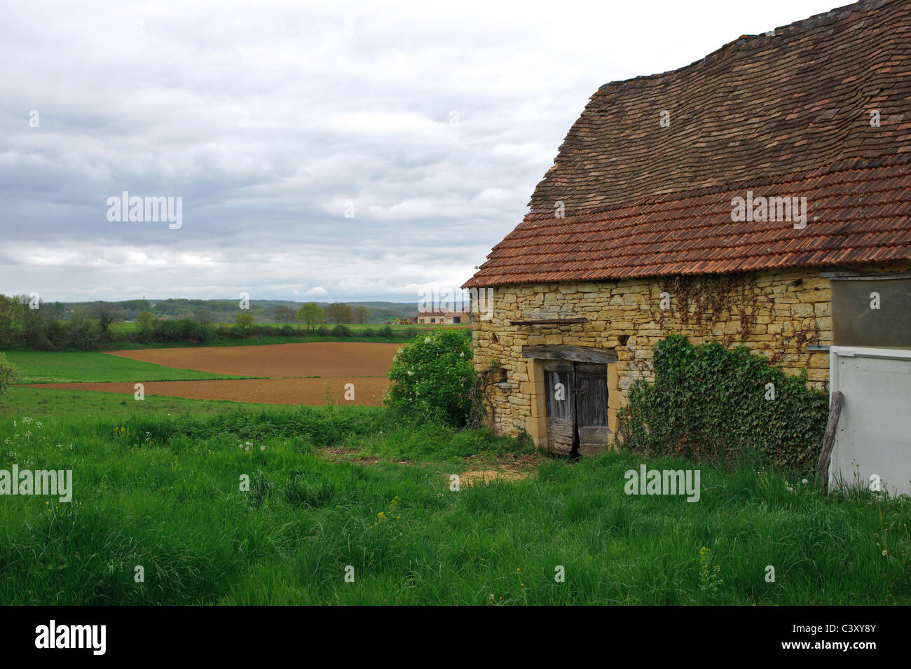 Stone barn southern france hi-res stock photography and images - Alamy