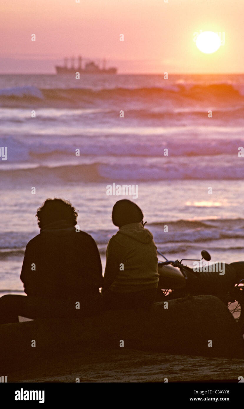 1970s couple sunset hi-res stock photography and images - Alamy