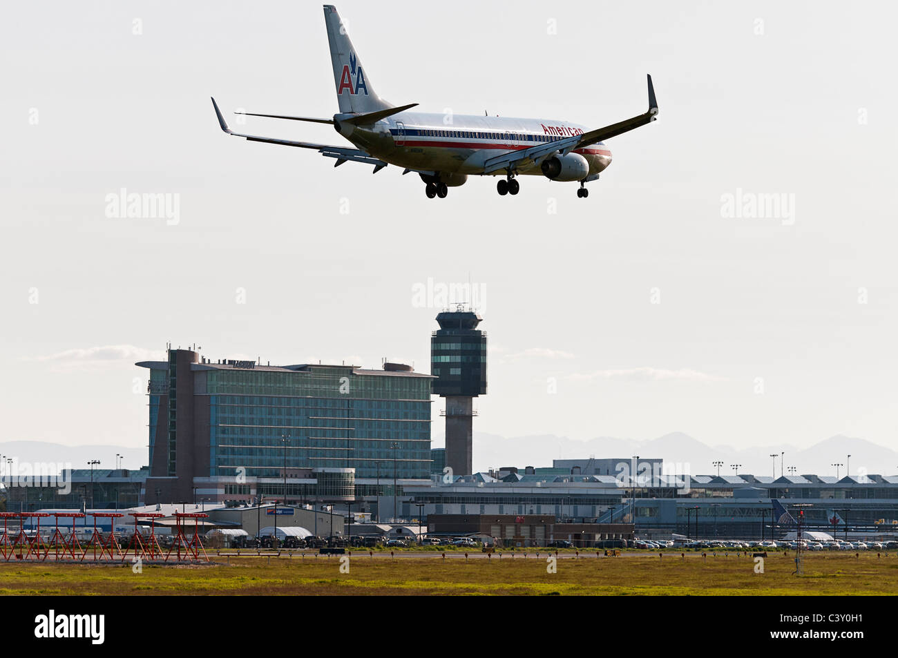 An American Airlines Boeing 737 jet airliner on final approach for ...