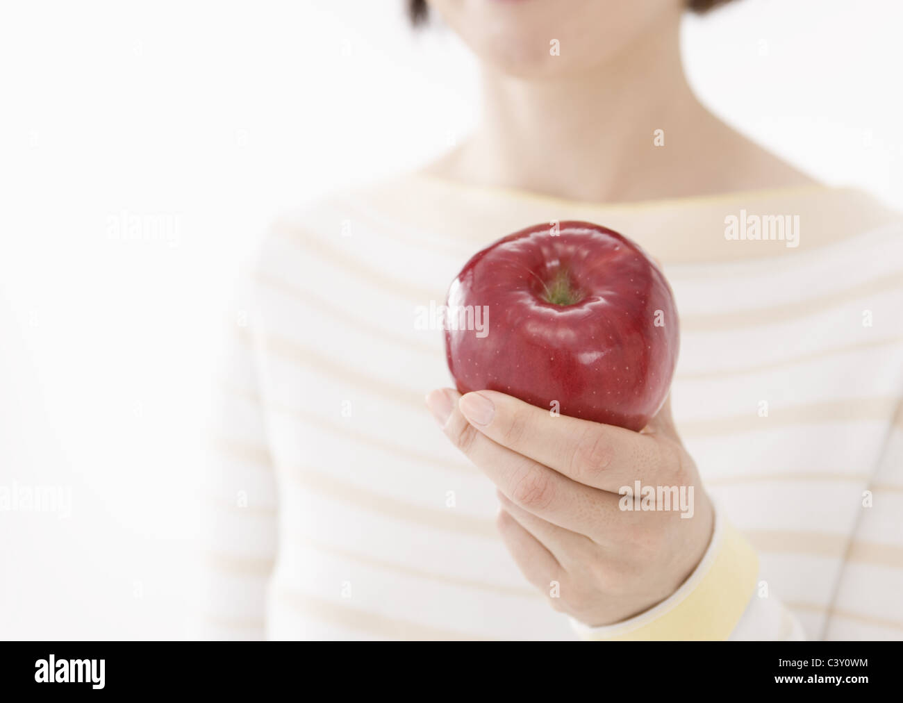 Woman's hand holding apple Stock Photo - Alamy