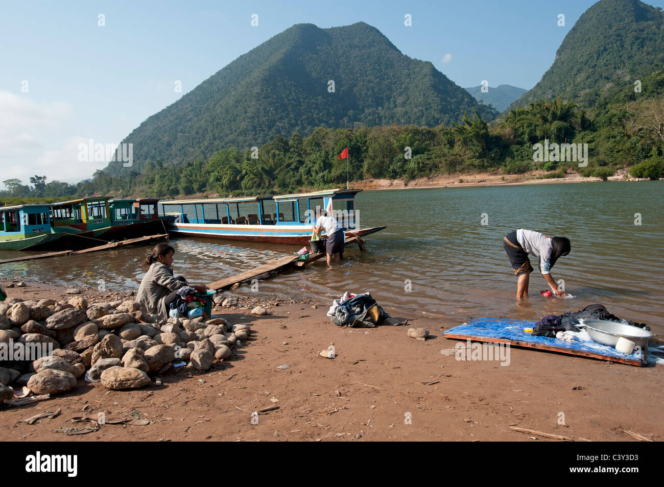 Women washing clothes in river hi-res stock photography and images - Alamy