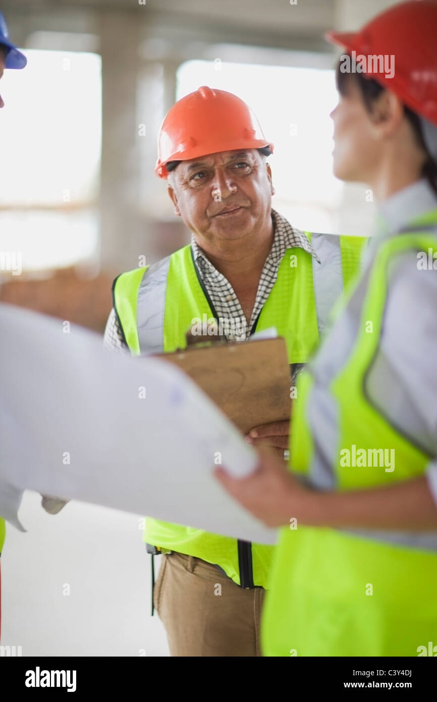 Builder talking to architect Stock Photo - Alamy