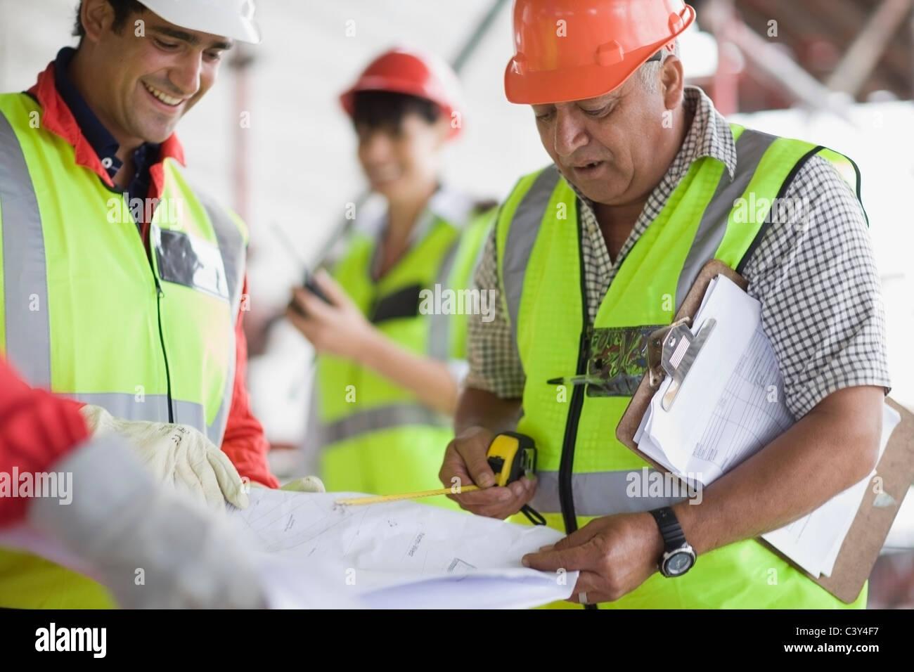 Architect explaining construction plans Stock Photo - Alamy