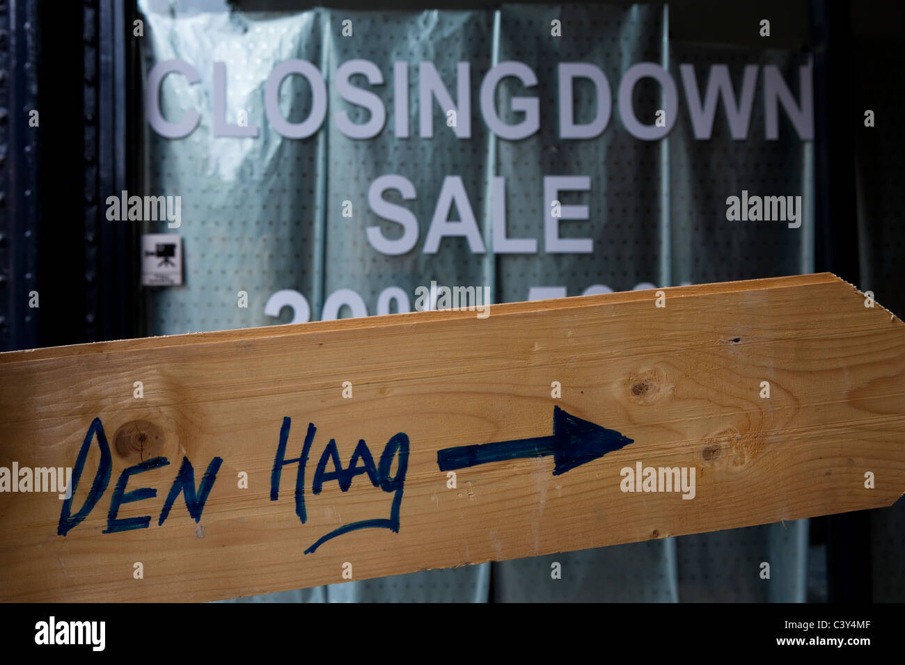 Closing down sign hi-res stock photography and images - Alamy