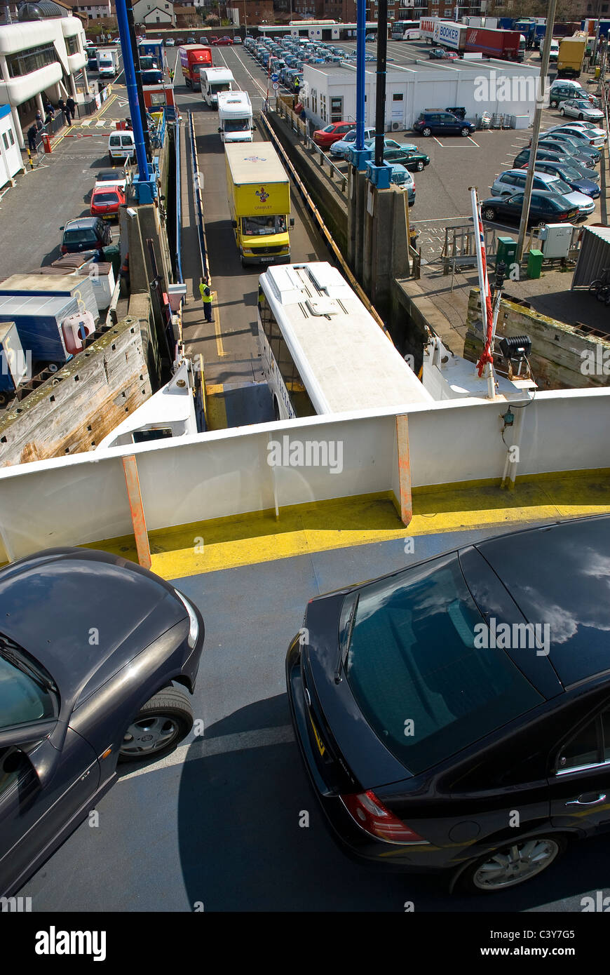 Lorries loading hi-res stock photography and images - Alamy