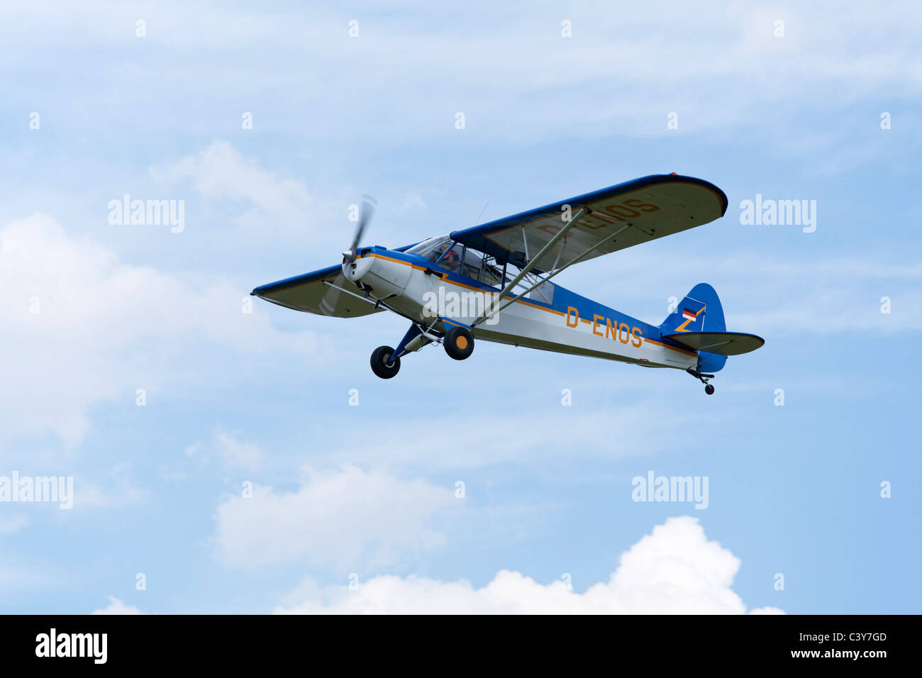 Piper plane in flight hi-res stock photography and images - Alamy