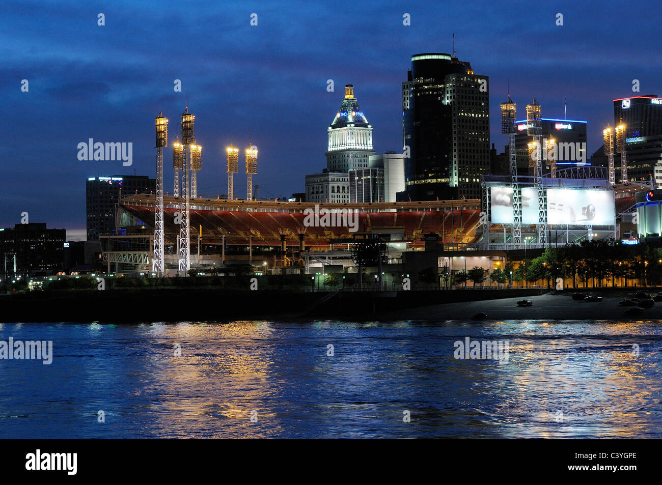 by night, Ohio River, Downtown Cincinnati, Ohio, Newport, Kentucky, USA ...