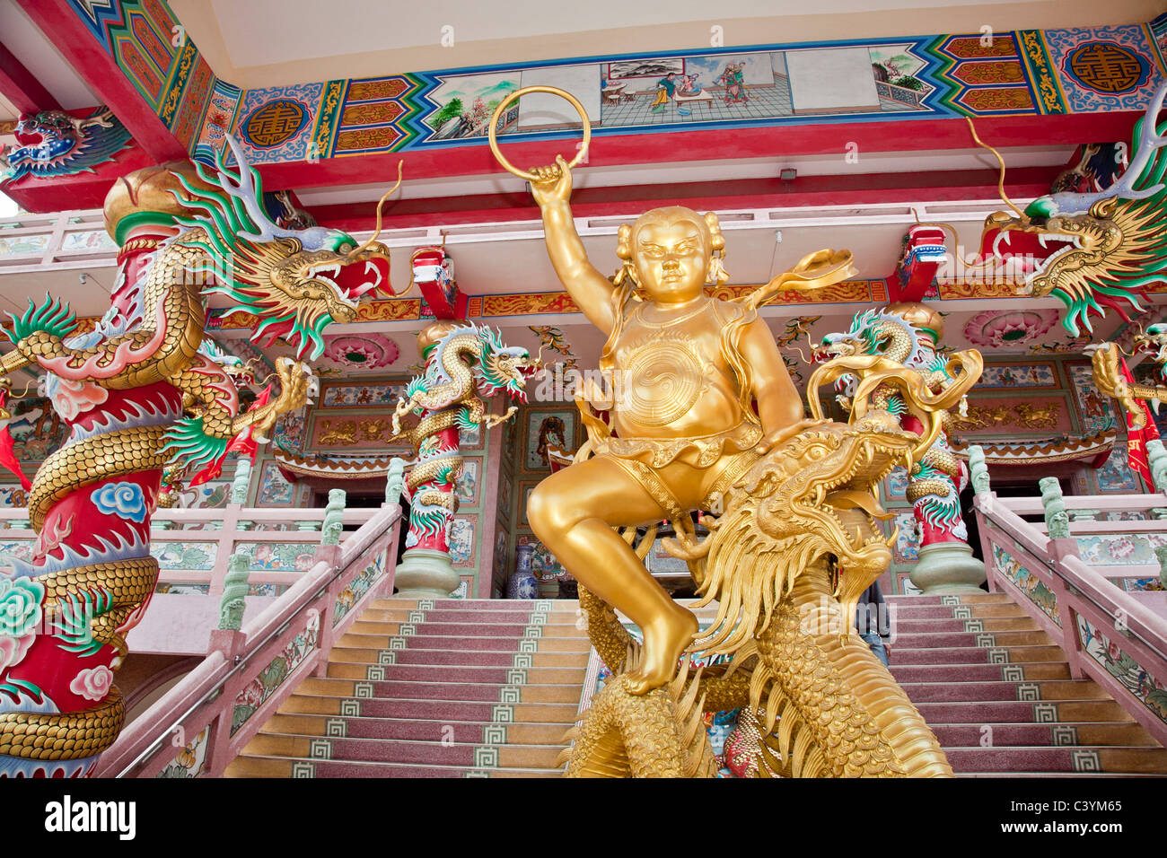 Chinese god of war statue hi-res stock photography and images - Alamy